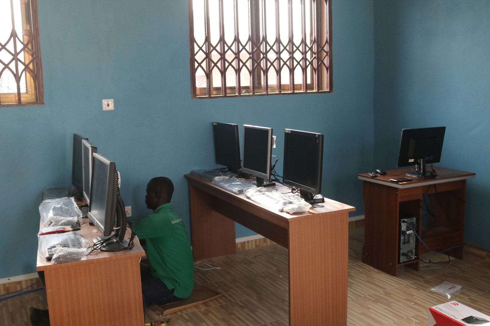 Samleeouns Int. School stocks with a 7-Seater EDULab Premium - TECHAiDE
